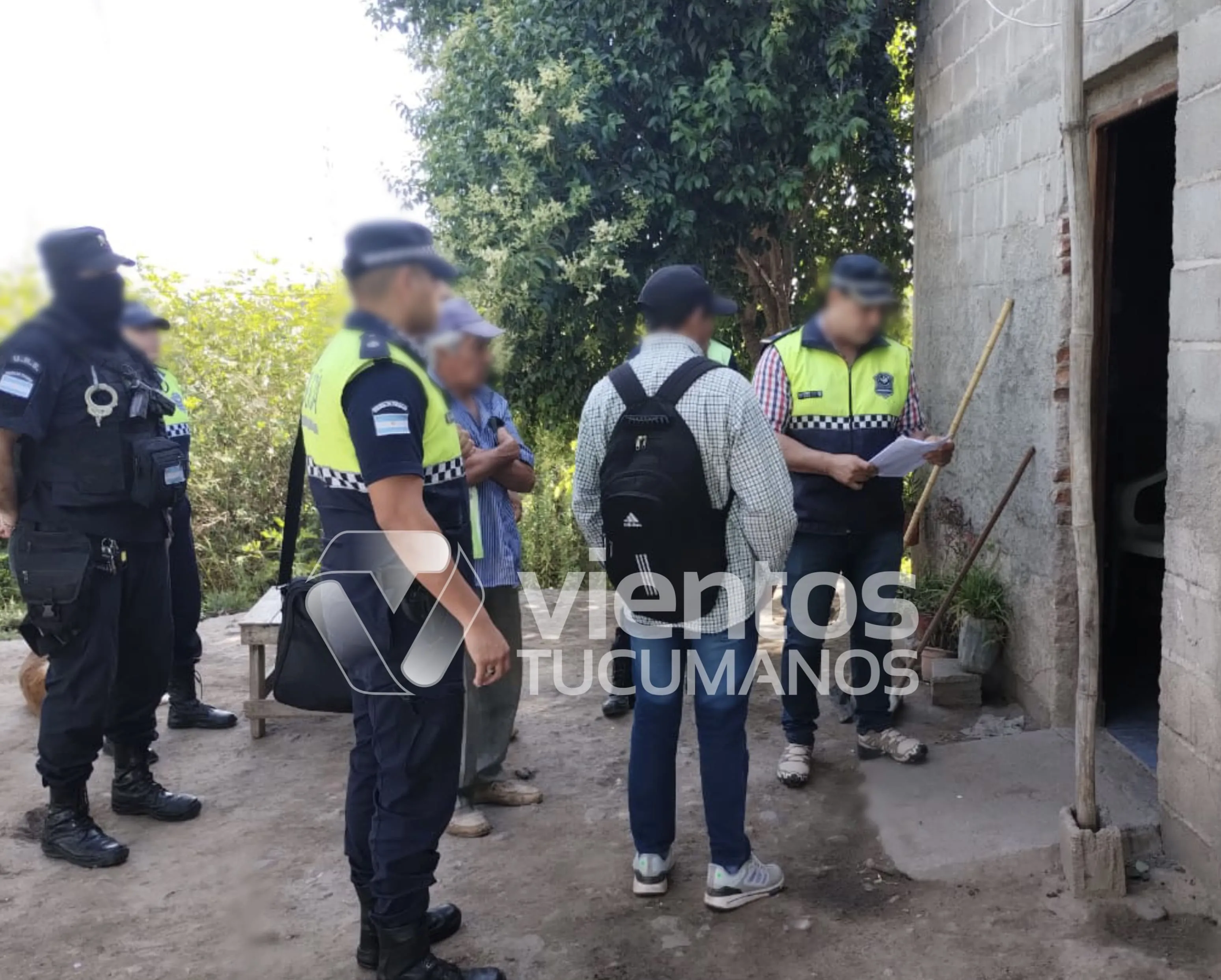 Alberdi: La policía allanó domicilios en busca de 6 pares de zapatillas ...